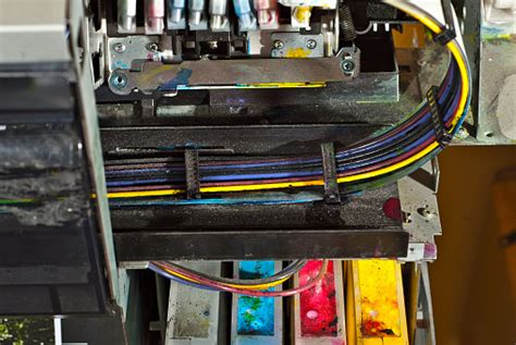 프린터가 부품으로 분해됩니다 깨진 더러운 먼지가 많은 프린터 장비 수리 서비스 센터 잉크로 리필하고 인쇄 장비의 청소 개선에 대한 스톡 사진 및 기타 이미지 Istock