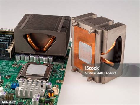 컴퓨터 시스템 장치에 Cpu가 있는 냉각 팬 컴퓨터 공기 냉각 수리 및 업그레이드 컴퓨터 냉각 Brand Name Video Game에 대한 스톡 사진 및 기타 이미지