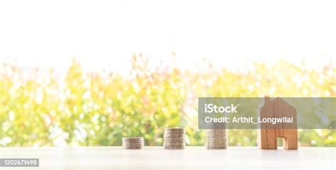 돈 절약 동전 나무 주택 모델 부동산 투자 모기지 금융 현실에 대한 나무 테이블 개념에 공공 공원에 대한 관심이 증가와 스택