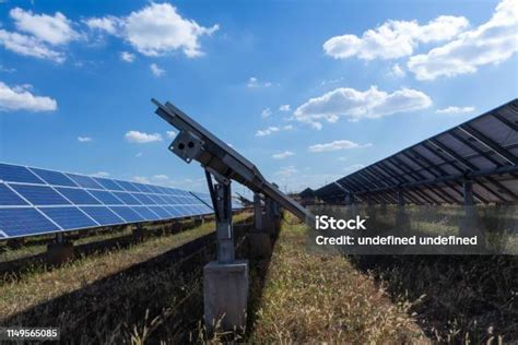 태양광 패널 대체 전기 소스 지속 가능한 자원의 개념 그리고 이것은 원래 보다 더 많은 전기를 생성 할 수 있는 새로운 시스템입니다 이것은 태양 추적 시스템 건설 산업에