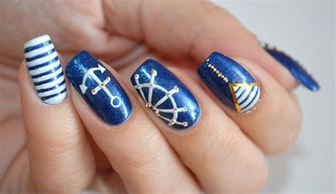 Maritimes Nageldesign Sommer Goldene Perlen Und Zierstreifen Sommer Nagelkunst Nagelkunst
