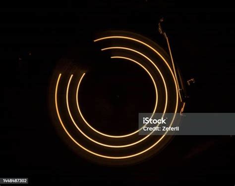 음악 Dj 개념입니다 비닐 레코드에 화재와 연기의 흔적 비닐 디스크 굽기 턴테이블 비닐 레코드 재생 선택적 초점 0명에 대한 스톡 사진 및 기타 이미지 Istock