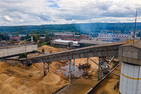 공장 제조 야드의 환경을 오염시키는 생산 공정의 연기 더미가있는 목재 가공 공장의 조감도 베니어판에 대한 스톡 사진 및 기타
