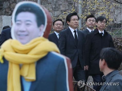 권양숙 여사 예방하고 나오는 황교안 대표 연합뉴스