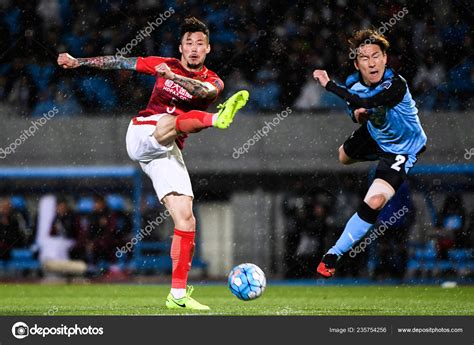 Zhang Linpeng Chinas Guangzhou Evergrande Left Challenges Kyohei