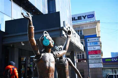 Хөшөө дурсгалууд чихэвч зүүжээ News Mn