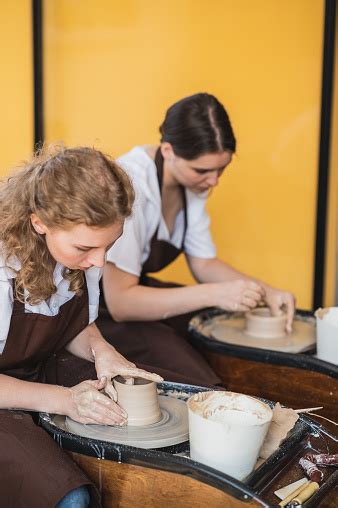 Dua Wanita Membuat Tembikar Di Atas Roda Tembikar Membentuk Tanah Liat