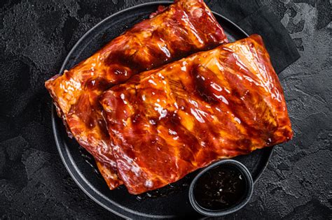 바베큐 소스를 곁들인 바비큐 생 돼지 고기 예비 갈비 준비 검은 색 배경 위쪽 보기 0명에 대한 스톡 사진 및 기타 이미지 0명 갈비 음식 건강한 식생활 Istock