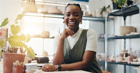 미소 초상화 도자기 소상공인 도자기 공방 또는 취미를 위한 스튜디오에서 흑인 여성과 함께 제조 조각 교실 및 창의적인 예술을 위한 갤러리에서 사람과 함께하는 장인 스타트업