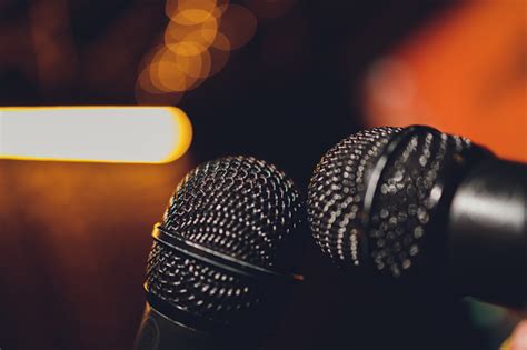 마이크와 여성 가수클로즈업 마이크에 노래를 부르는 여자 손으로 마이크를 들고 0명에 대한 스톡 사진 및 기타 이미지 0명