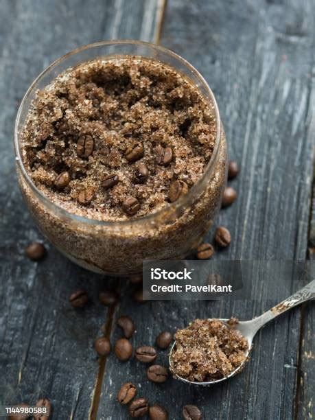나무로 되는 어두운 배경에 항아리에 설탕과 코코넛 오일을 사용한 홈메이드 커피 스크럽 0명에 대한 스톡 사진 및 기타 이미지
