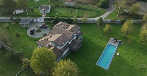 건축 설계 경치 공중 교외 가정 교외의 나무 넓은 잔디밭 넓은 정원 녹색 잔디 녹지 뒤뜰 드론 영상 럭셔리 모던한 집 부동산 부동산 사진 부동산