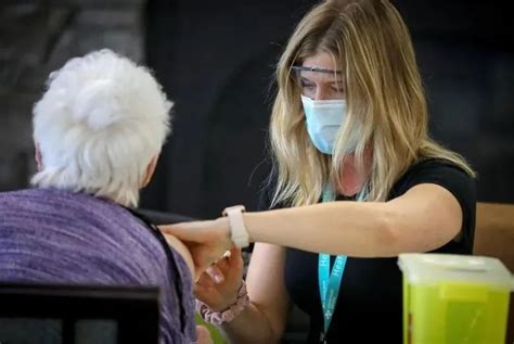 两大疫苗巨头打架，莫德纳起诉辉瑞！辉瑞被曝其新冠特效药对年轻人无效 辉瑞 新冠疫苗 新冠肺炎 新浪新闻