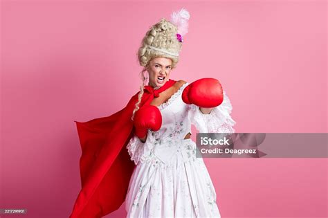 바로크 양식의 의상을 입은 우아한 젊은 여성이 빨간 권투 글러브를 끼고 창의적인 병치를 보여줍니다 40 44세에 대한 스톡 사진 및 기타 이미지 Istock
