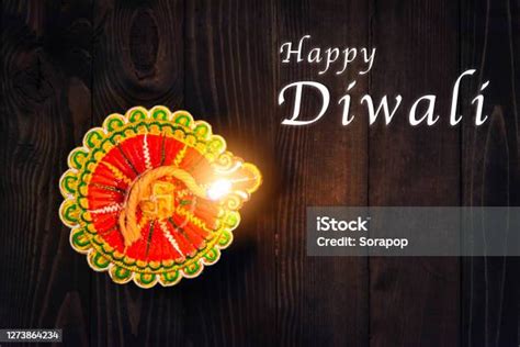 디야 또는 오일 램프에 이미 불을 밝히는 오버헤드 점토 조명 꽃 식물에 대한 스톡 사진 및 기타 이미지 꽃 식물 디야 램프 디왈리 Istock