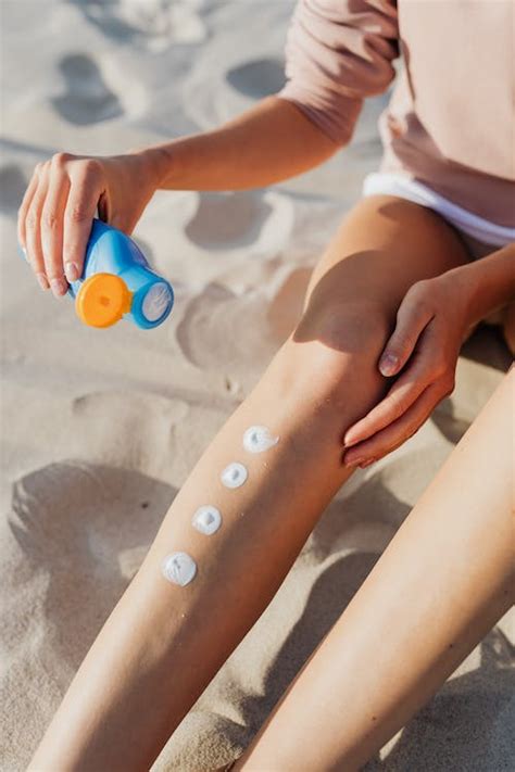 Spf 개인 관리 건강 건강한 생활 그늘 다리 따뜻한 레저 로션 모래 바디 케어 바르는 밝은 보호 비치웨어 사람 선탠 성인 수직 쐈어 스킨