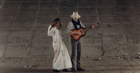 잘생긴 남자 근처에서 춤을 추는 보헤미안 옷을 입은 세련된 집시 여자 기타를 든 카우보이 뮤지션 사진 Unsplash의 기타 이미지