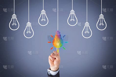 创意概念与触屏上的灯泡