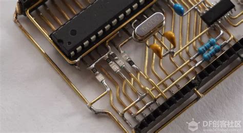自己焊一个aduino，跪在地上看这块arduino df创客社区