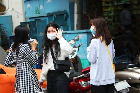 Jovencitas Chinas Están Paradas En La Calle Con Máscaras De Gasa En La Cara La Amenaza De Una