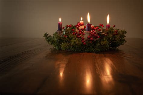 Karangan Bunga Advent Dengan Empat Lilin Menyala Di Atas Meja Kayu Gelap Foto Stok Unduh