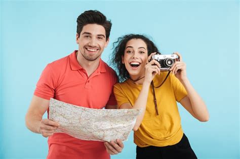 Casal De Jovens Turistas Alegres Parado Isolado Examinando O Mapa Segurando Uma C Mera