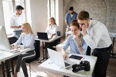 프리젠 테이션 중에 소프트웨어 엔지니어링 및 비즈니스를 배우는 사람들의 성공적인 행복한 그룹 개념에 대한 스톡 사진 및 기타 이미지 Istock