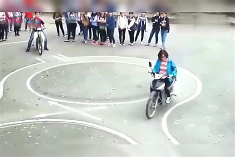 “女司机”考摩托驾照，看完开始怀疑人生了，原来还能这么考试