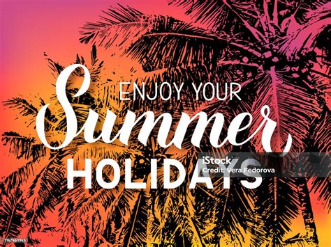 일몰 색상과 야자수의 실루엣과 밝은 배경에 여름 휴가 서예 문자를 즐길 수 있습니다 여행 광고 배너 포스터 엽서 전단지에 대한 벡터 템플릿 계절에 대한 스톡 벡터 아트 및