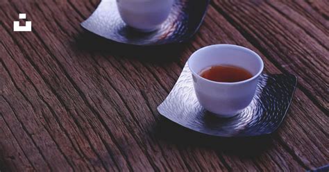 갈색 나무 테이블에 갈색 액체로 채워진 인라인 흰색 세라믹 그릇 사진 Unsplash의 무료 중국 이미지