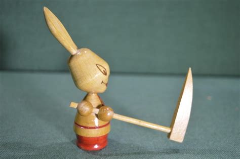 Купить Статуэтка деревянная фигурка Заяц зайчик с косой или Косой с косой Дерево Лак СССР