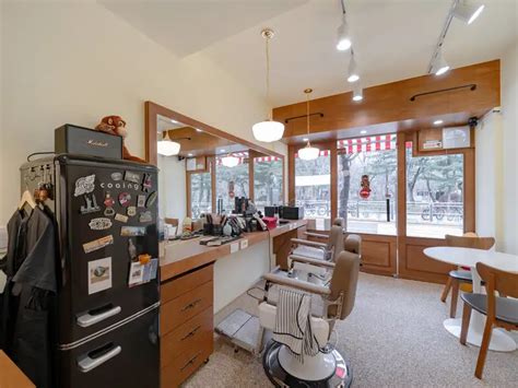 귀여운 스트라이프 어닝 외관으로 포인트를 준 7평 캐주얼 모던 바버샵 인테리어 강남구 일원동