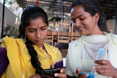 웃는 얼굴로 무언가를 바라보는 두 인도 여성의 얕은 초점 2명에 대한 스톡 사진 및 기타 이미지 2명 다양 달콤한 음식 Istock