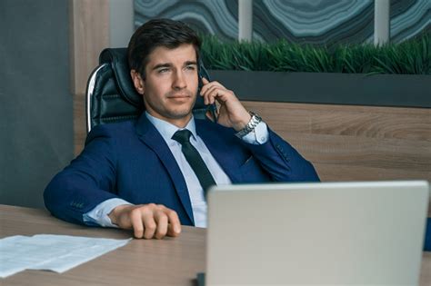 손에 휴대 전화를 가진 정장을 입은 사업가 소셜 넷을 사용하여 메시지를 입력하는 남자 뉴스 확인 비즈니스 미팅 만들기 현대적인 사무실 일반 관리자 Ceo 파트너에게 전화하기