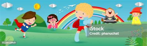 만화 의상을 입고 아이 슈퍼 히어로 수퍼 히어로 의상 세트 아이 귀여운 어린 아이 슈퍼 히어로 의상 캐릭터 흰색 배경에 고립