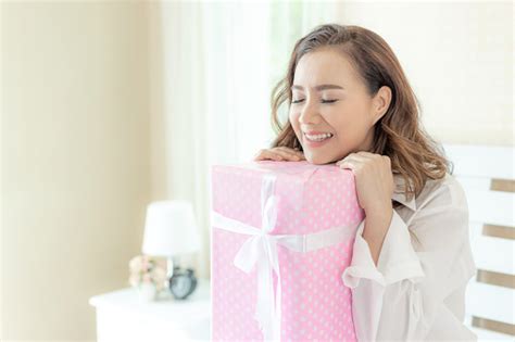 아름 다운 아시아 여자는 웃는 얼굴이 침실에 연인에서 새 해의 선물을 받을 수 행복 포옹 선물 상자 12월 31일에 대한 스톡 사진 및 기타 이미지 Istock