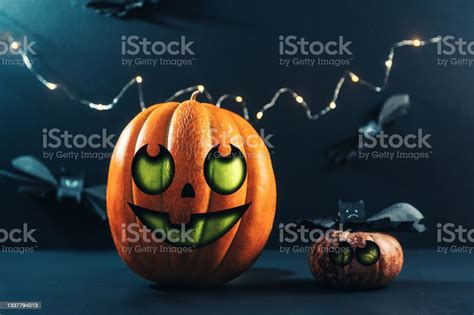 할로윈 두 개의 다채로운 크고 작은 호박과 종이 박쥐 조명이 있는 어두운 배경 아이들이 장식 한 잭의 등불 10월에 대한 스톡 사진 및 기타 이미지 Istock