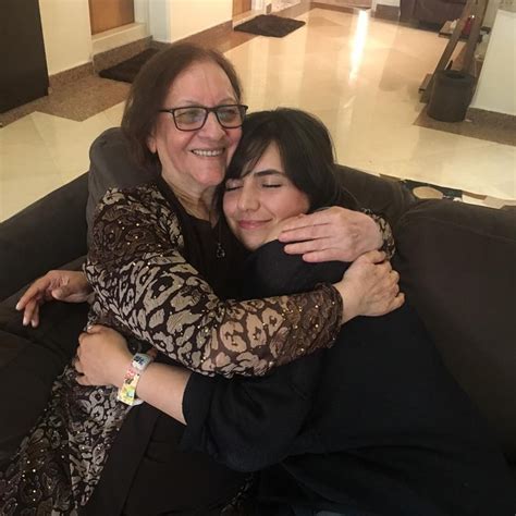 ‎صبا صفری‎ ‎به نظر من هزینه‌ی زیاد کردن برای هر داستانی با خلاقیت نسبت عکس داره برای شادیِ