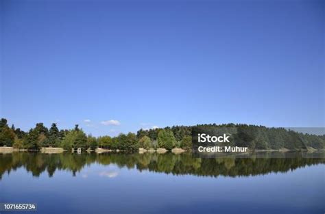 산 앞 산 호수에 아름 다운 볼 수 있습니다 Abant 호수의 보기입니다 영광 스러운 호수 풍경입니다 파란색과 녹색의 협업입니다 여러 색상과 놀라운 호수 풍경입니다 여가