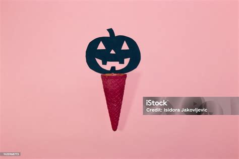 아이스크림의 종이 호박 특종을 가진 분홍색 콘 창조적 인 예술 할로윈 개념 플랫 레이 0명에 대한 스톡 사진 및 기타 이미지 0명 10월 가공의 인물 Istock