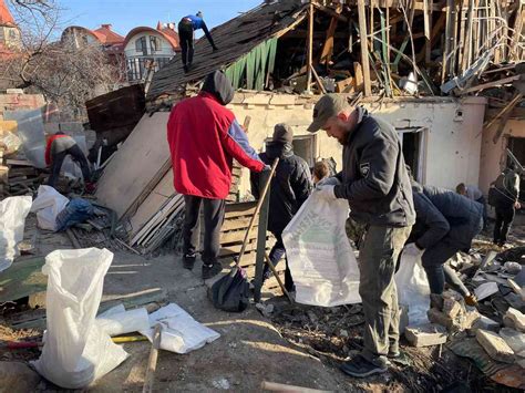 Кияни організували толоку у Протасовому яру на місці ворожого обстрілу