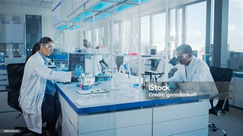 현대 의학 연구소 파이펫과 함께 일하는 과학자 팀 생화학 샘플 분석 말하기 의학 미생물학 개발을위한 과학 실험실 고급 장비 실험실에 대한 스톡 사진 및 기타 이미지 Istock