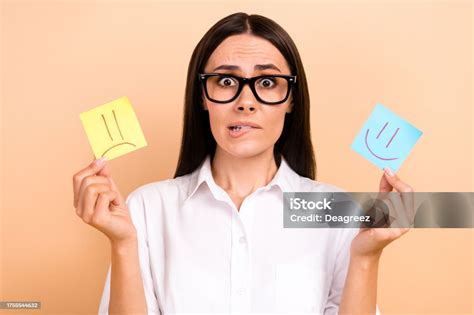 불안한 당황하는 고용주 아가씨 입술을 물고 손 두 개의 메모 스티커 슬픈 행복 베이지 색 배경에 고립 된 이모티콘의 사진 30 34세에 대한 스톡 사진 및 기타 이미지