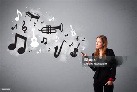 아름 다운 젊은 여자 노래와 악보와 악기와 함께 음악을 듣고 귀 부분에 대한 스톡 사진 및 기타 이미지 귀 부분 손 잡기 사람들 Istock