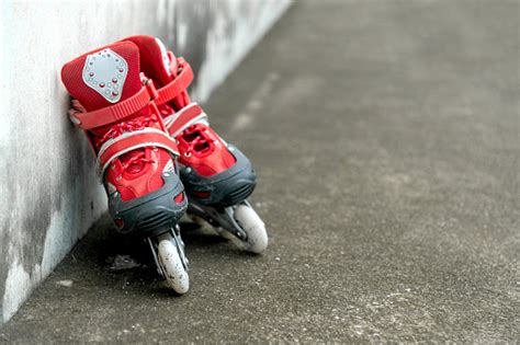 소프트 포커스와 배경에서 빛 벽돌 벽에 근접 촬영 된 롤러 블레이드 공란에 대한 스톡 사진 및 기타 이미지 공란 모션 미국 Istock