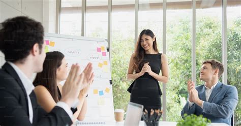 비즈니스 팀 달성 목표 및 성공적인 개념 사람들은 프로젝트 리더에게 박수를 보내고 있습니다 다민족 사진 Unsplash의 성공 이미지