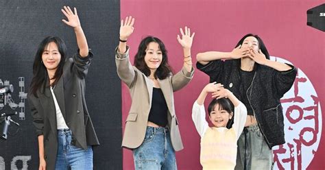 [사진] 팬들에게 아쉬움 남아 끝까지 인사하는 침범 배우들