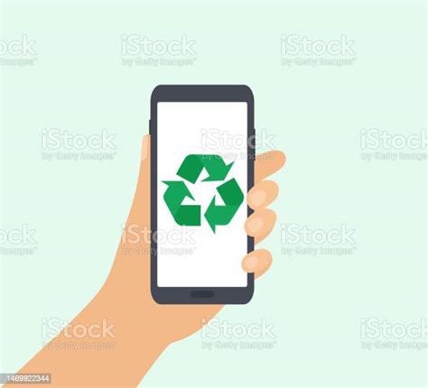 화면에 재활용 기호가 있는 휴대폰을 들고 있습니다 환경 보전 및 재활용 개념 재활용에 대한 스톡 벡터 아트 및 기타 이미지 재활용 휴대폰 앱 지속 가능한 자원
