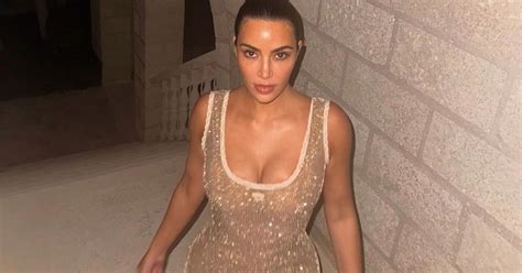 Ким Кардашьян показала выпирающую грудь в купальниках боди и откровенных платьях Афиша Bigmir Net