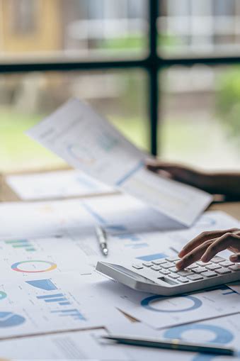 수직보기 계산기를 사용하여 펜을 들고 있는 사업가 차트 작업 및 비즈니스 전략 분석 재무 통계 검증에 대한 스톡 사진 및 기타 이미지 Istock